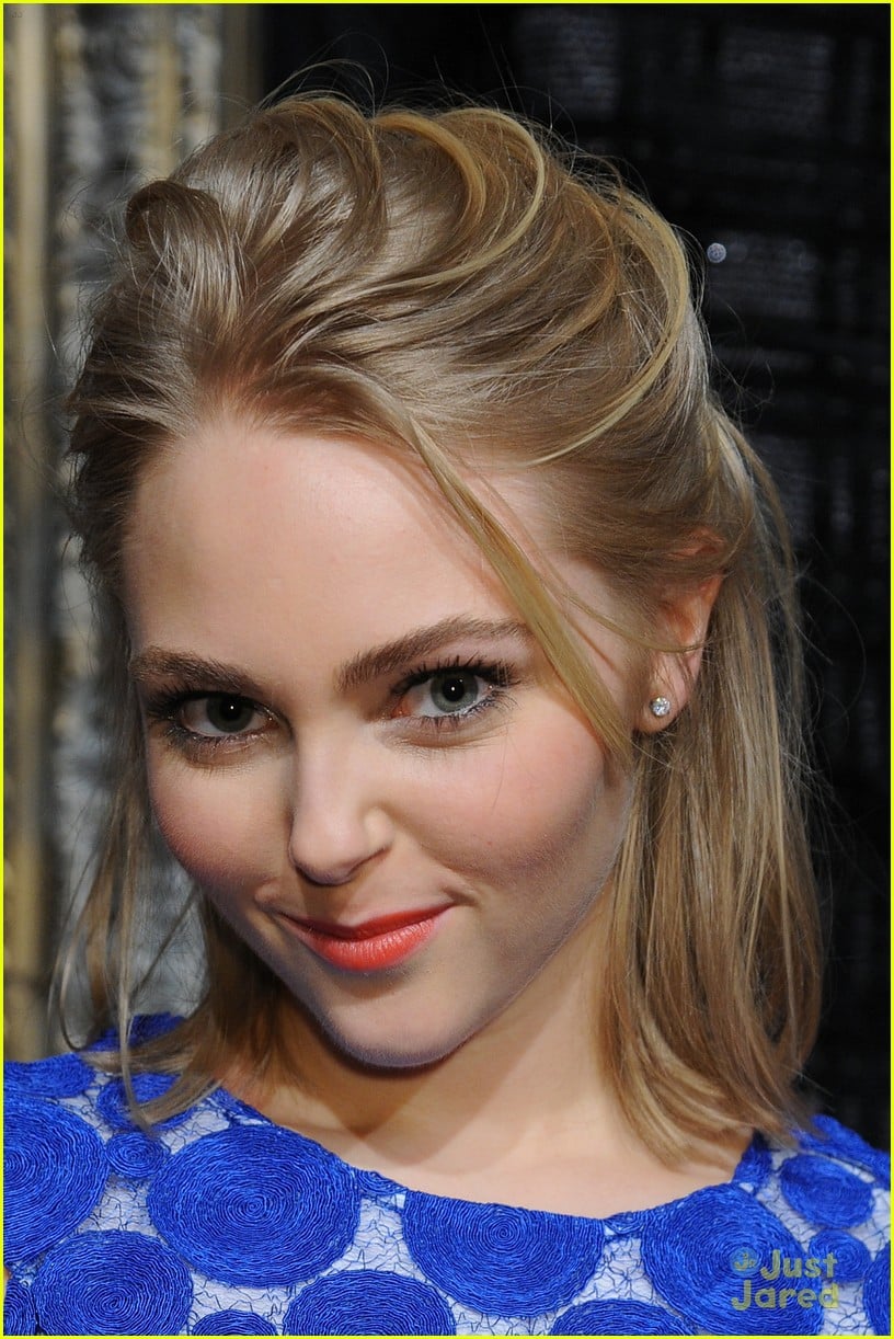 AnnaSophia Robb: Alice + Olivia Fashion Show with Chloe Bridges & Ellen ...