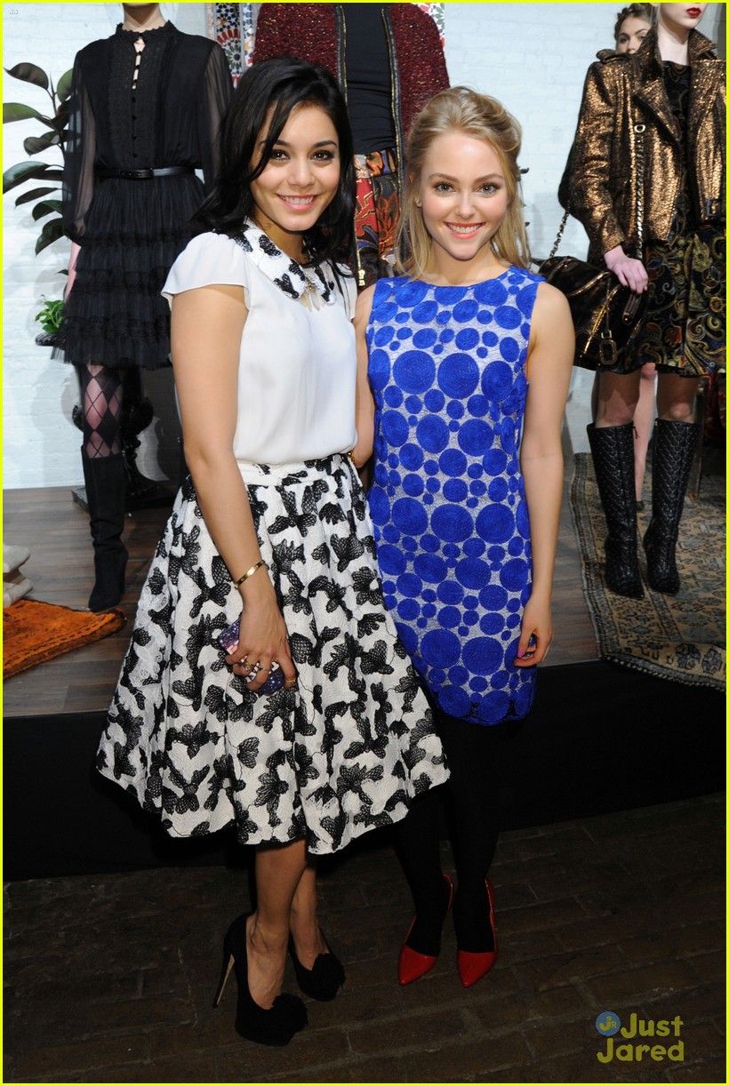 AnnaSophia Robb: Alice + Olivia Fashion Show with Chloe Bridges & Ellen ...