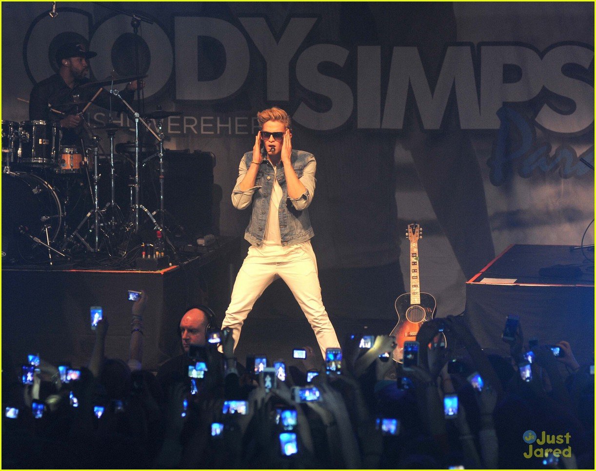 Cody Simpson: Dublin Concert Pics! | Photo 541506 - Photo Gallery ...
