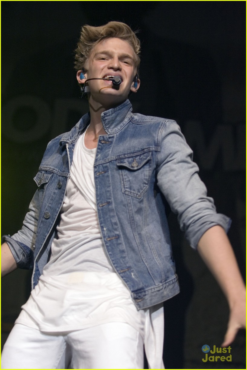 Cody Simpson: Glasgow Concert Pics! | Photo 538770 - Photo Gallery ...