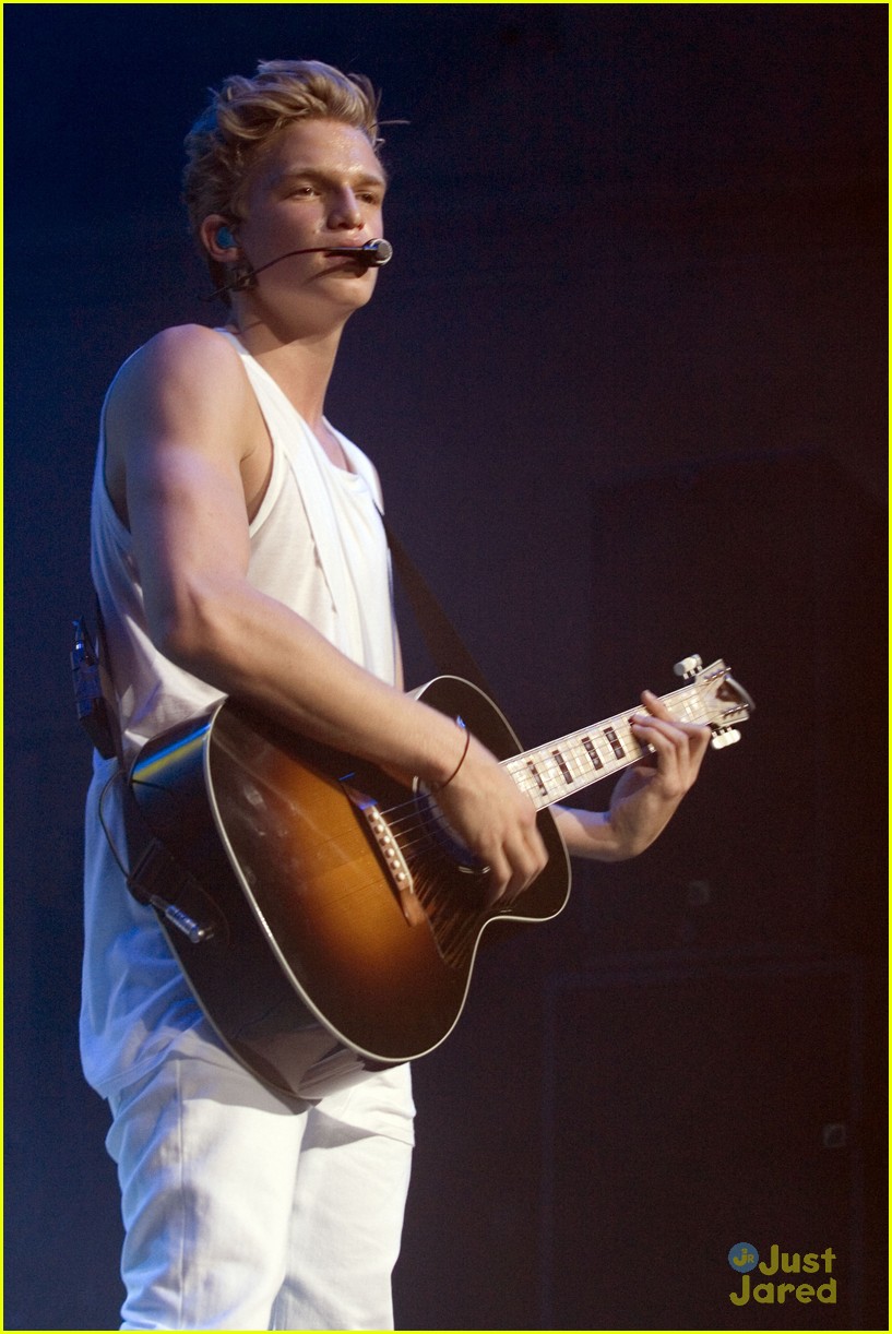 Cody Simpson: Glasgow Concert Pics! | Photo 538776 - Photo Gallery ...