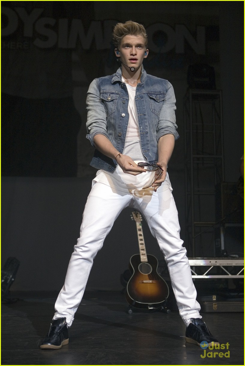 Cody Simpson: Glasgow Concert Pics! | Photo 538782 - Photo Gallery ...