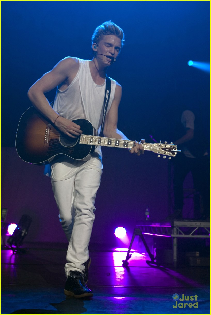 Cody Simpson: Glasgow Concert Pics! | Photo 538796 - Photo Gallery ...