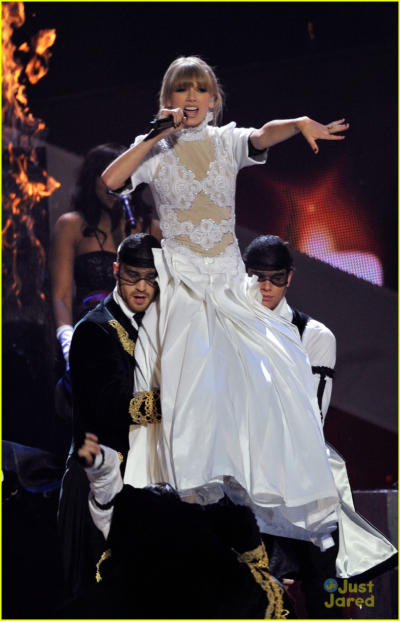 Taylor Swift: 'I Knew You Were Trouble' Performance at BRIT Awards 2013 ...