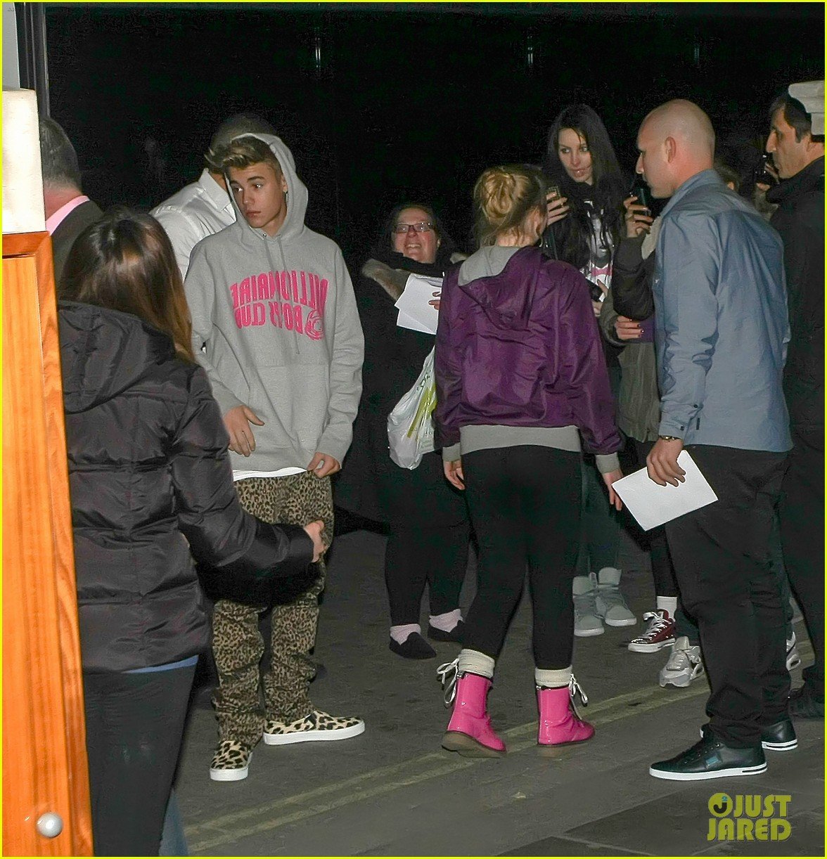 Justin Bieber: Post-Show Peace Signs | Photo 542444 - Photo Gallery ...