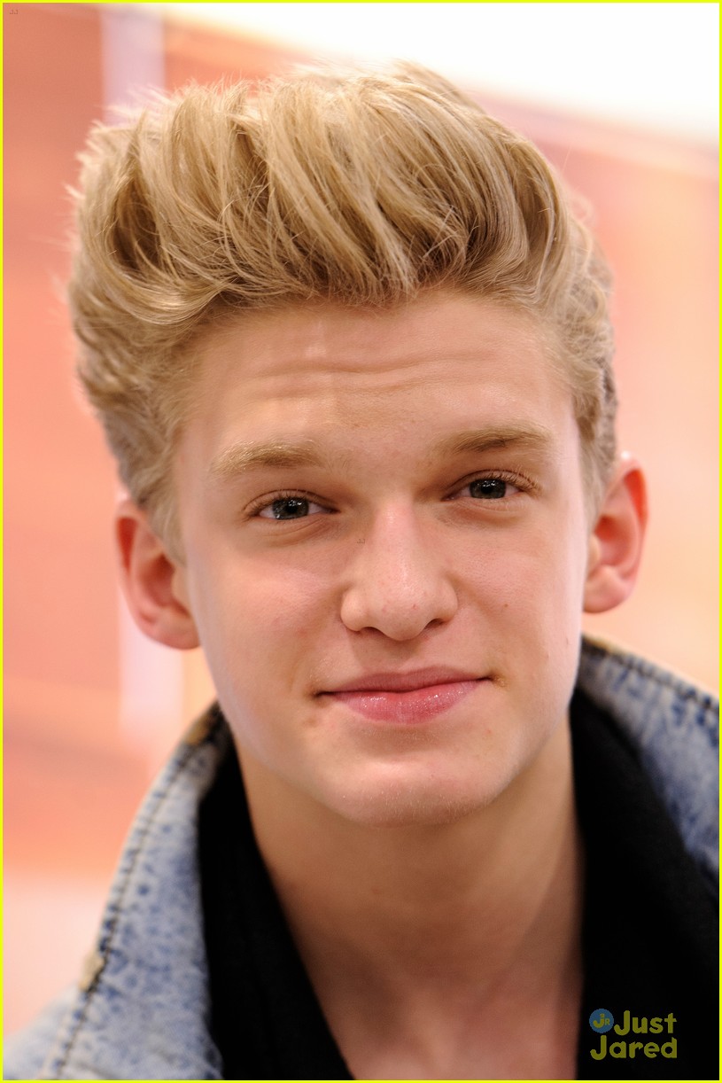 Cody Simpson: Pastry Shoe Signing in London | Photo 543192 - Photo ...