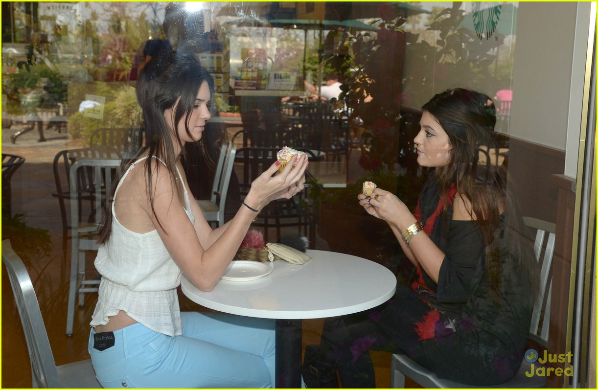 Kendall & Kylie Jenner: Crumbs Cupcakes To Go | Photo 548492 - Photo ...