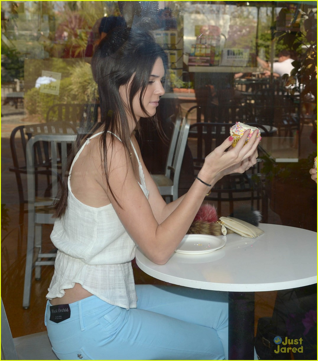 Kendall & Kylie Jenner: Crumbs Cupcakes To Go | Photo 548495 - Photo ...