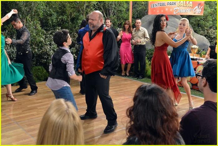 Peyton List & Cameron Boyce: Salsa Dance on 'Jessie'! | Photo 543622 ...