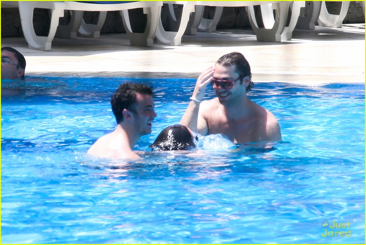 Kevin & Danielle Jonas: Rio Pool with Joe and Blanda! | Photo 544837 ...
