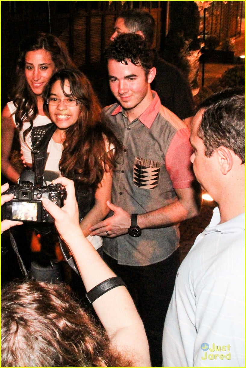 Full Sized Photo of jonas brothers fans run in 01 | Nick, Joe & Kevin ...