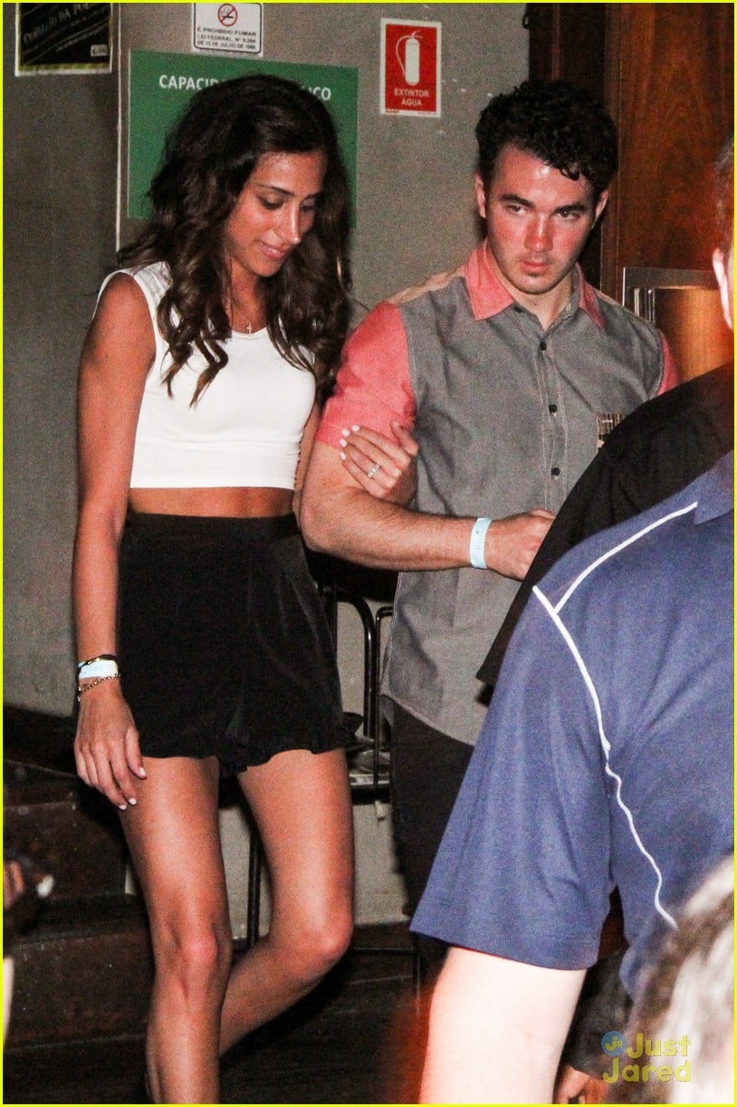 Nick, Joe & Kevin Jonas Meet Fans After Rio Concert | Photo 544793 ...