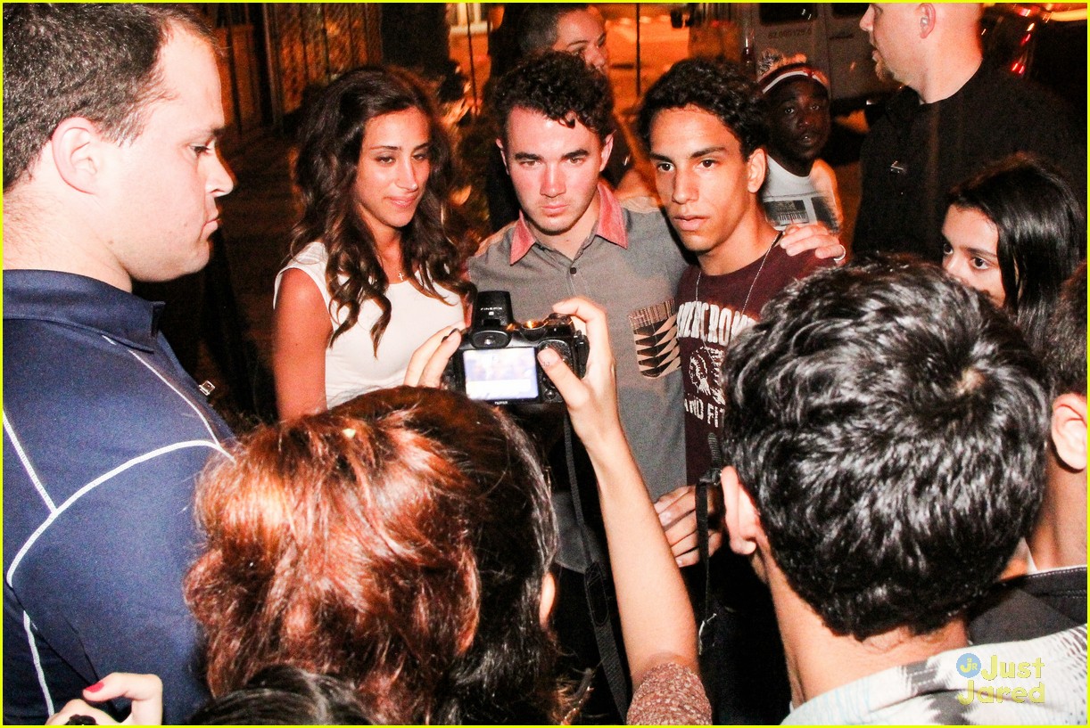 Nick, Joe & Kevin Jonas Meet Fans After Rio Concert | Photo 544795 ...