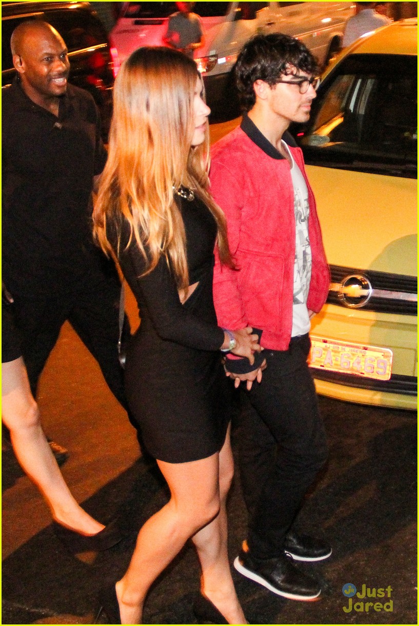 Nick, Joe & Kevin Jonas Meet Fans After Rio Concert | Photo 544796 ...