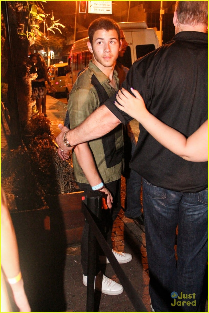 Nick, Joe & Kevin Jonas Meet Fans After Rio Concert | Photo 544797 ...