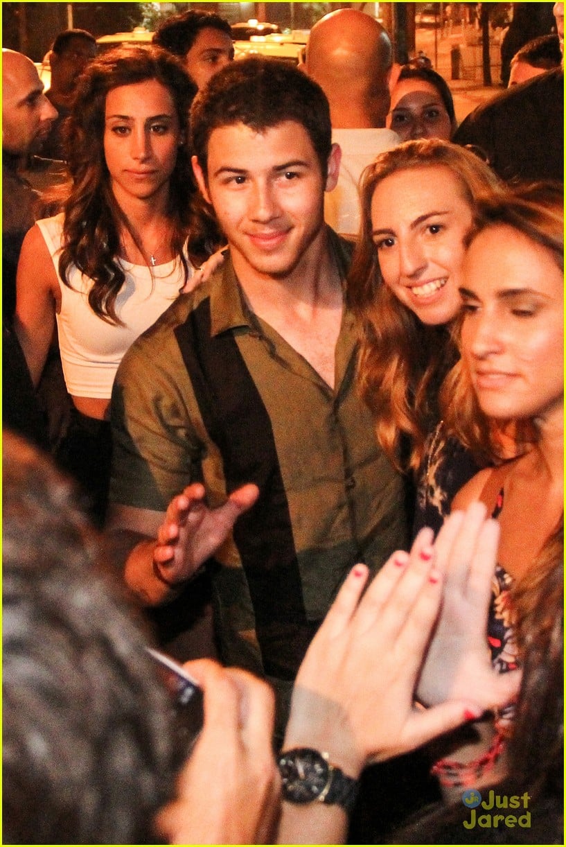 Full Sized Photo of jonas brothers fans run in 07 | Nick, Joe & Kevin ...