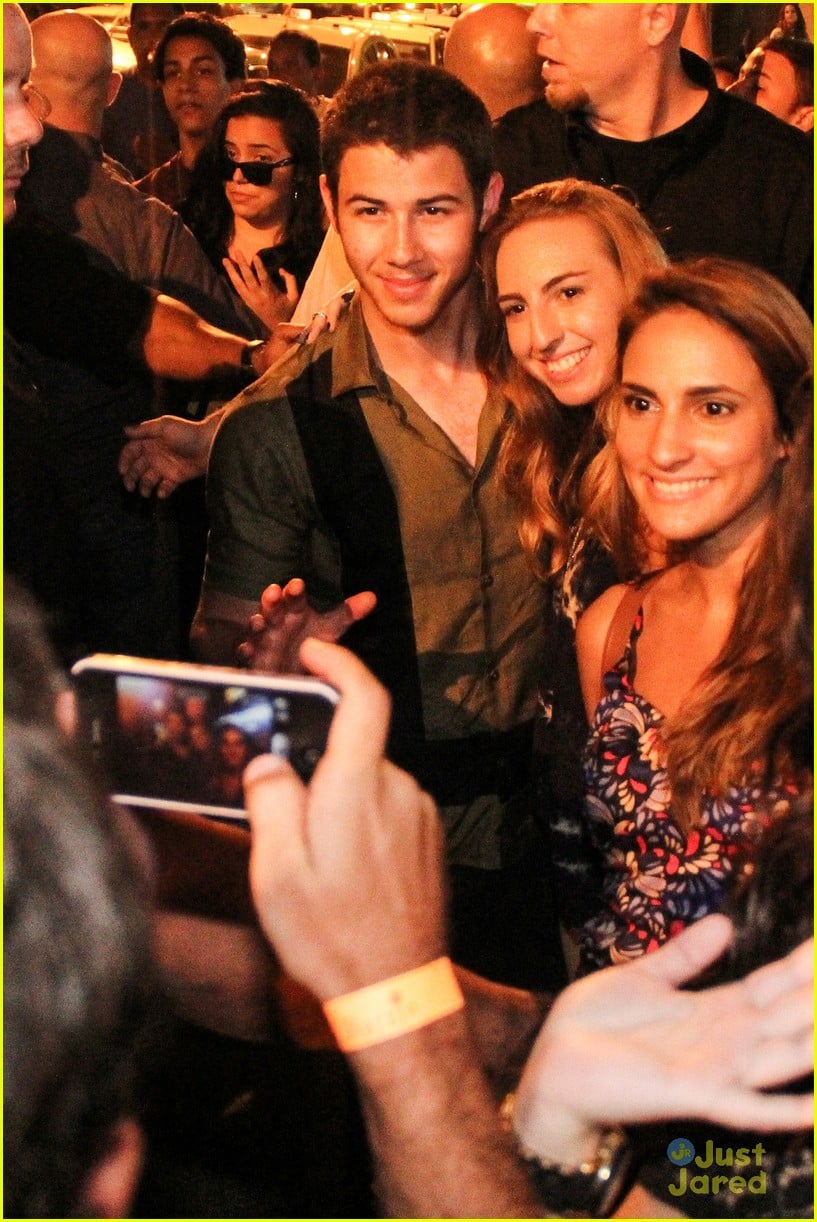Nick, Joe & Kevin Jonas Meet Fans After Rio Concert | Photo 544805 ...