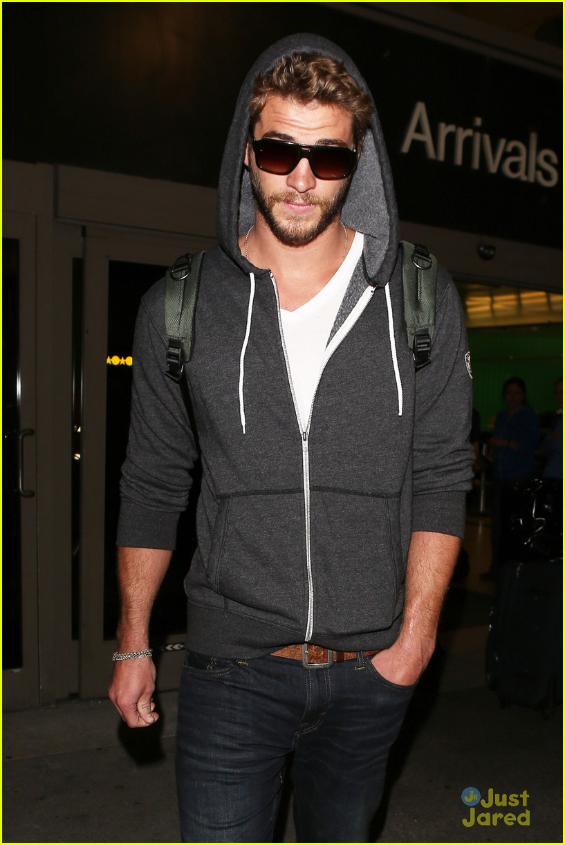 Liam Hemsworth: Bearded LAX Arrival | Photo 547063 - Photo Gallery ...