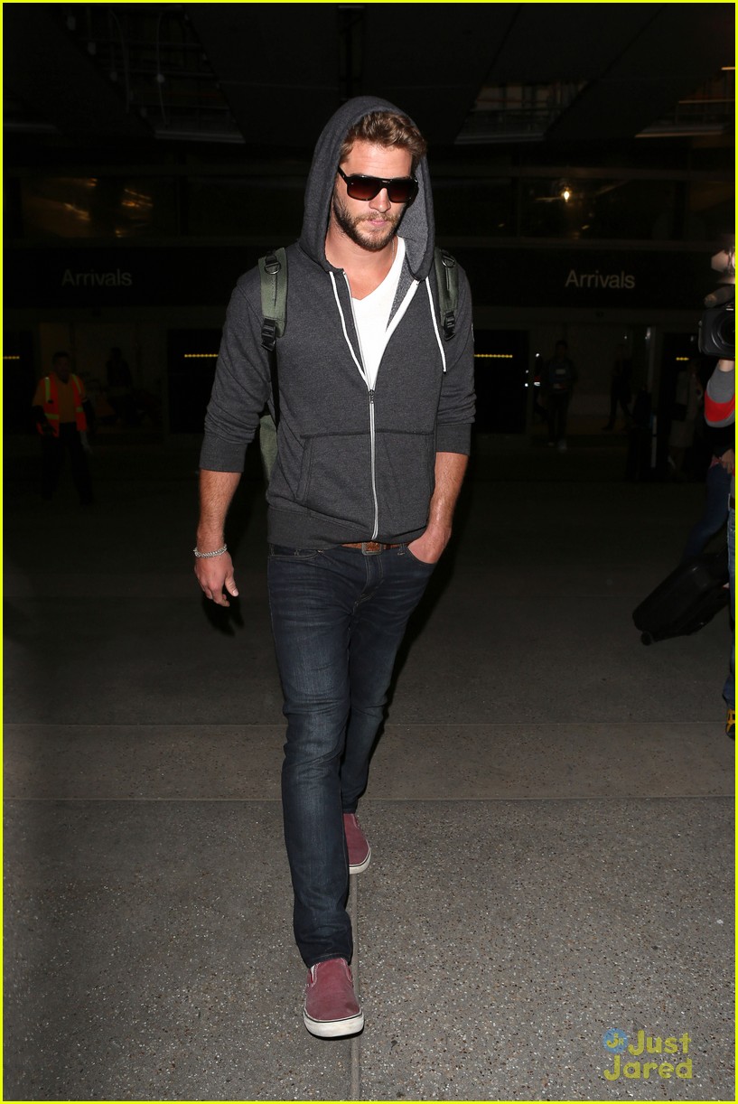 Liam Hemsworth: Bearded LAX Arrival | Photo 547064 - Photo Gallery ...