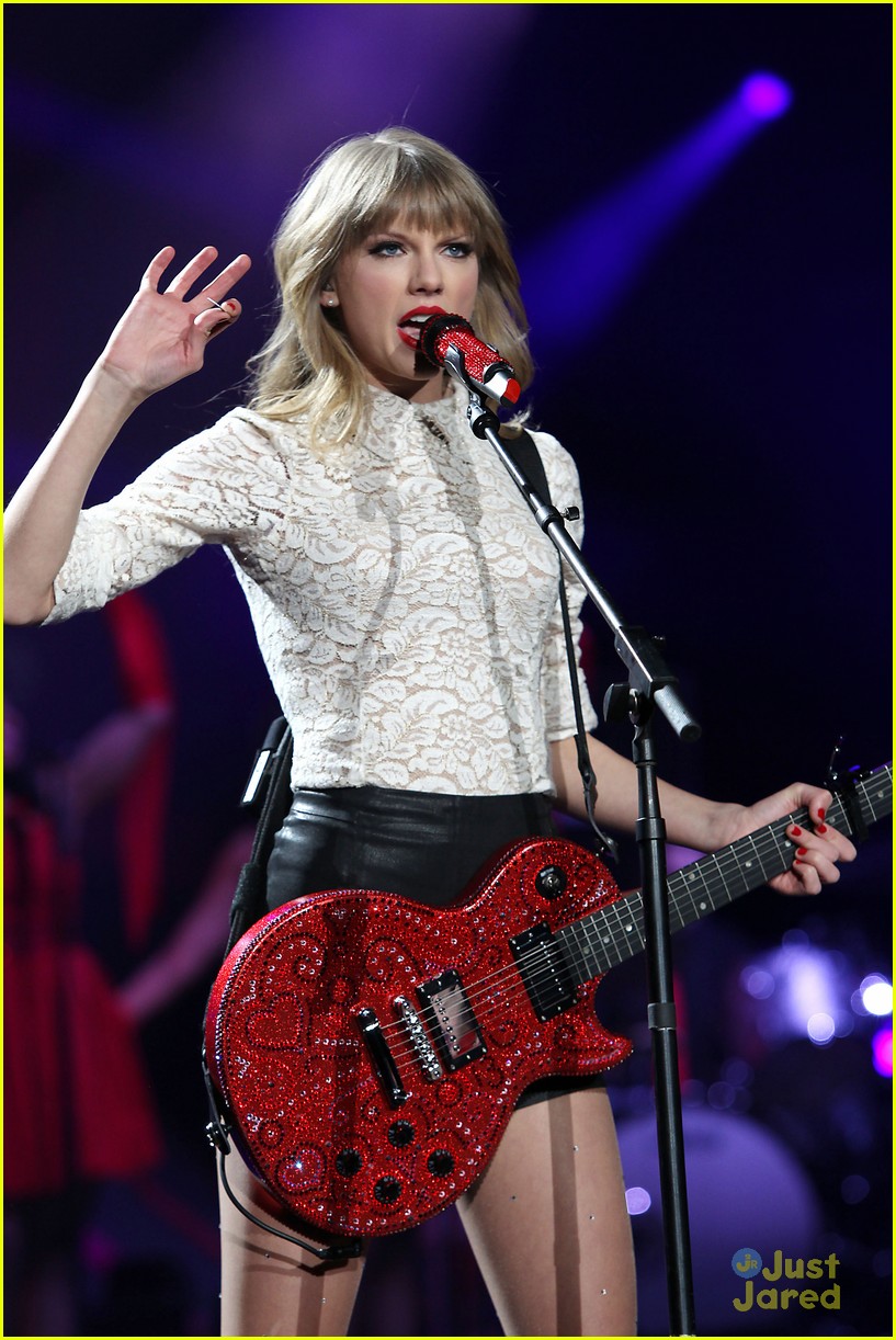 Taylor Swift: Red Tour in Newark! | Photo 548691 - Photo Gallery | Just ...