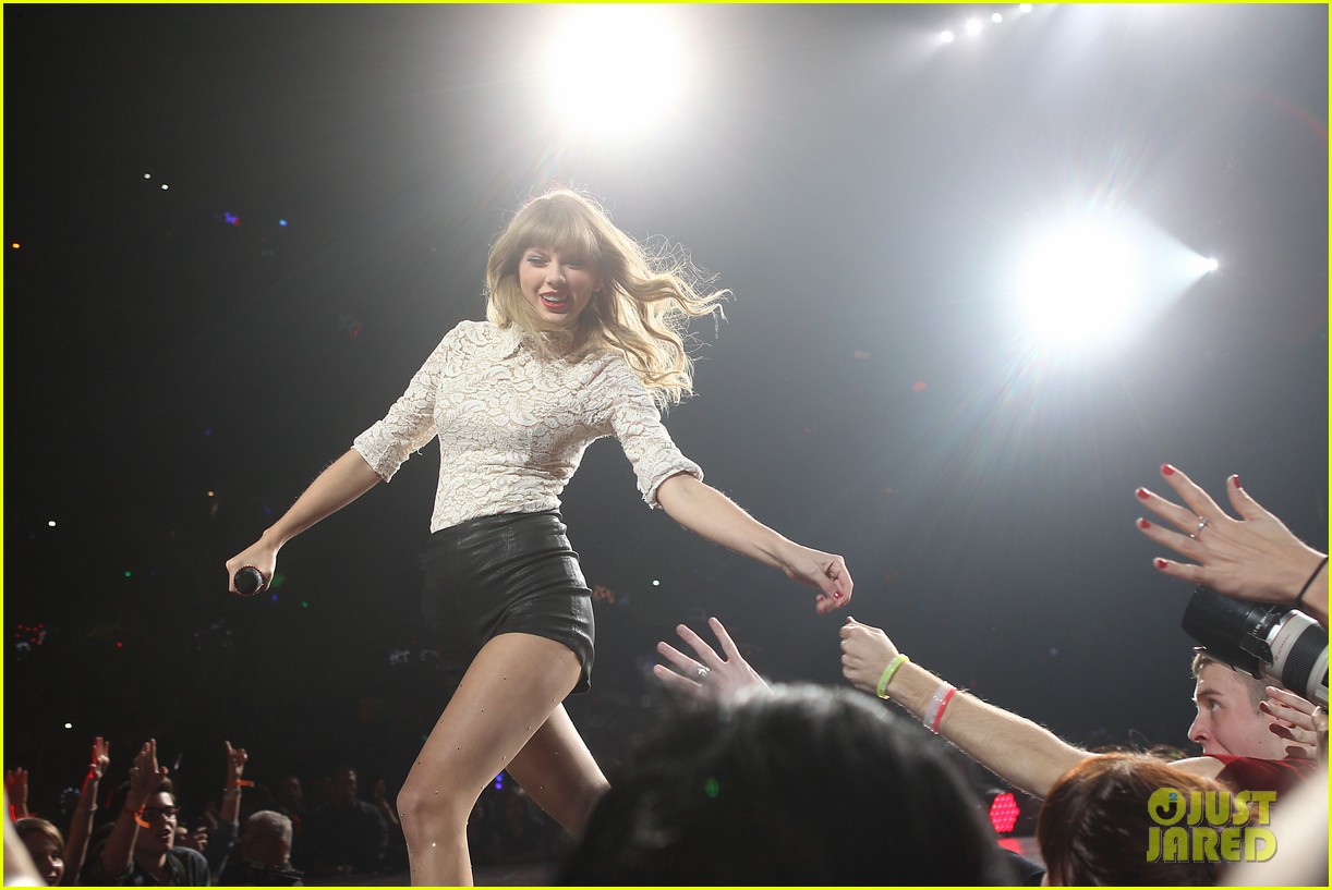 Full Sized Photo of taylor swift drive by train red tour video 08 ...