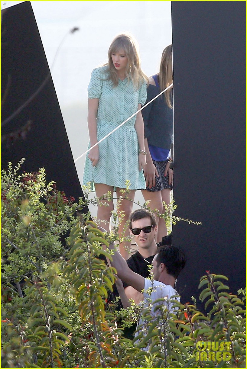 Taylor Swift: Rooftop Photoshoot Fun! | Photo 546030 - Photo Gallery ...