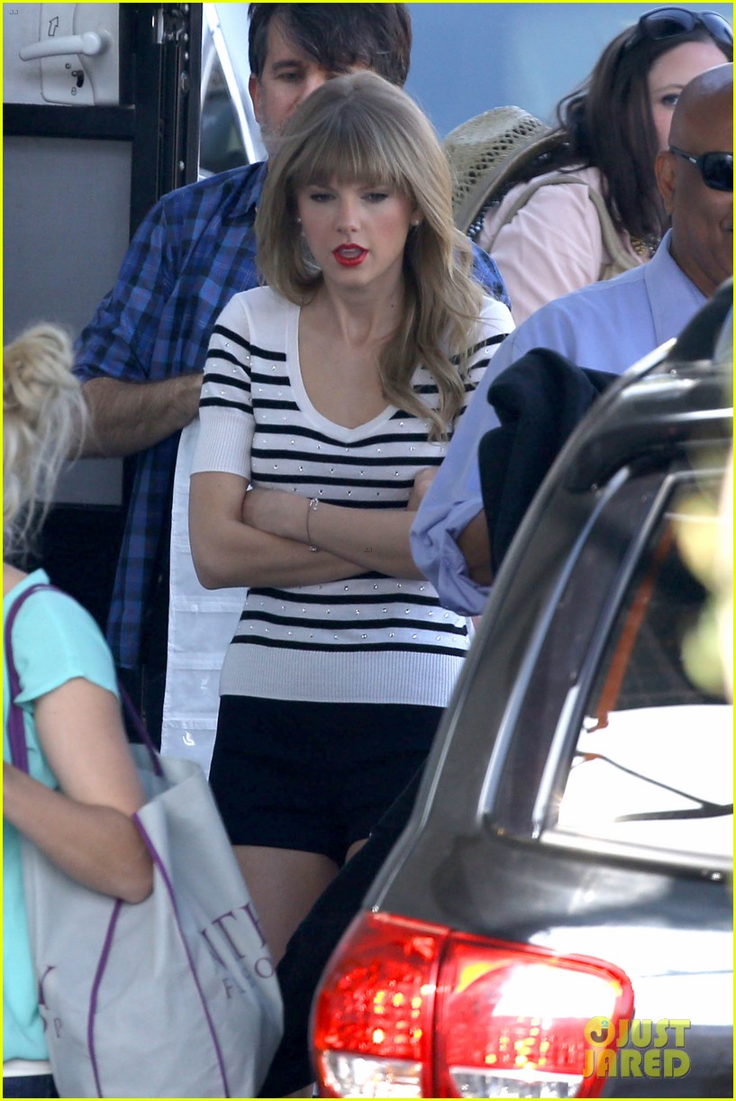 Taylor Swift: Rooftop Photoshoot Fun! | Photo 546032 - Photo Gallery ...