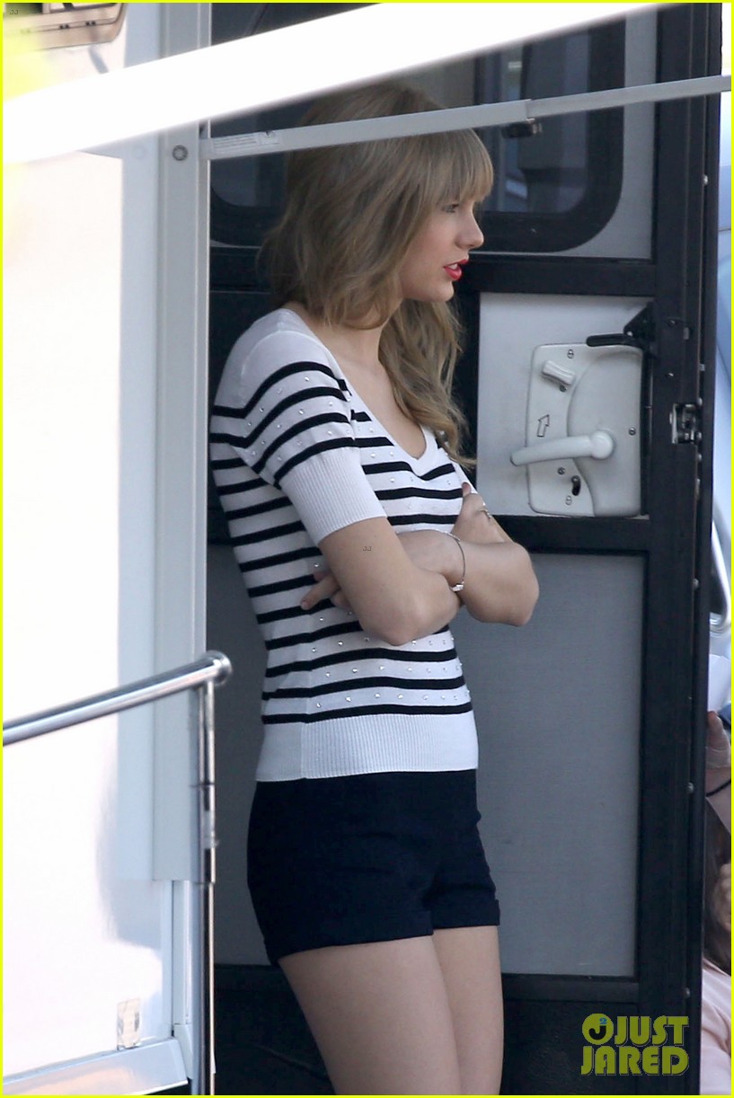 Taylor Swift: Rooftop Photoshoot Fun! | Photo 546049 - Photo Gallery ...