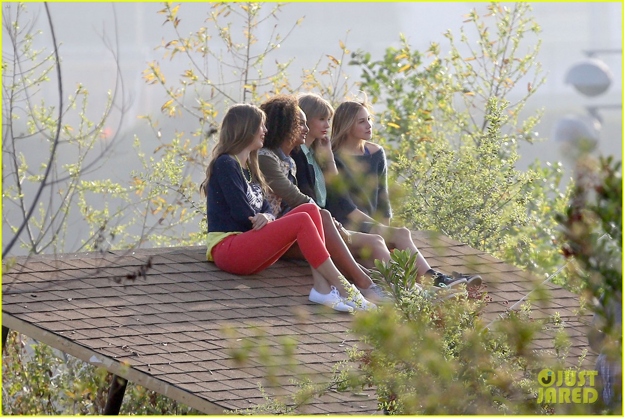 Taylor Swift: Rooftop Photoshoot Fun! | Photo 546066 - Photo Gallery ...