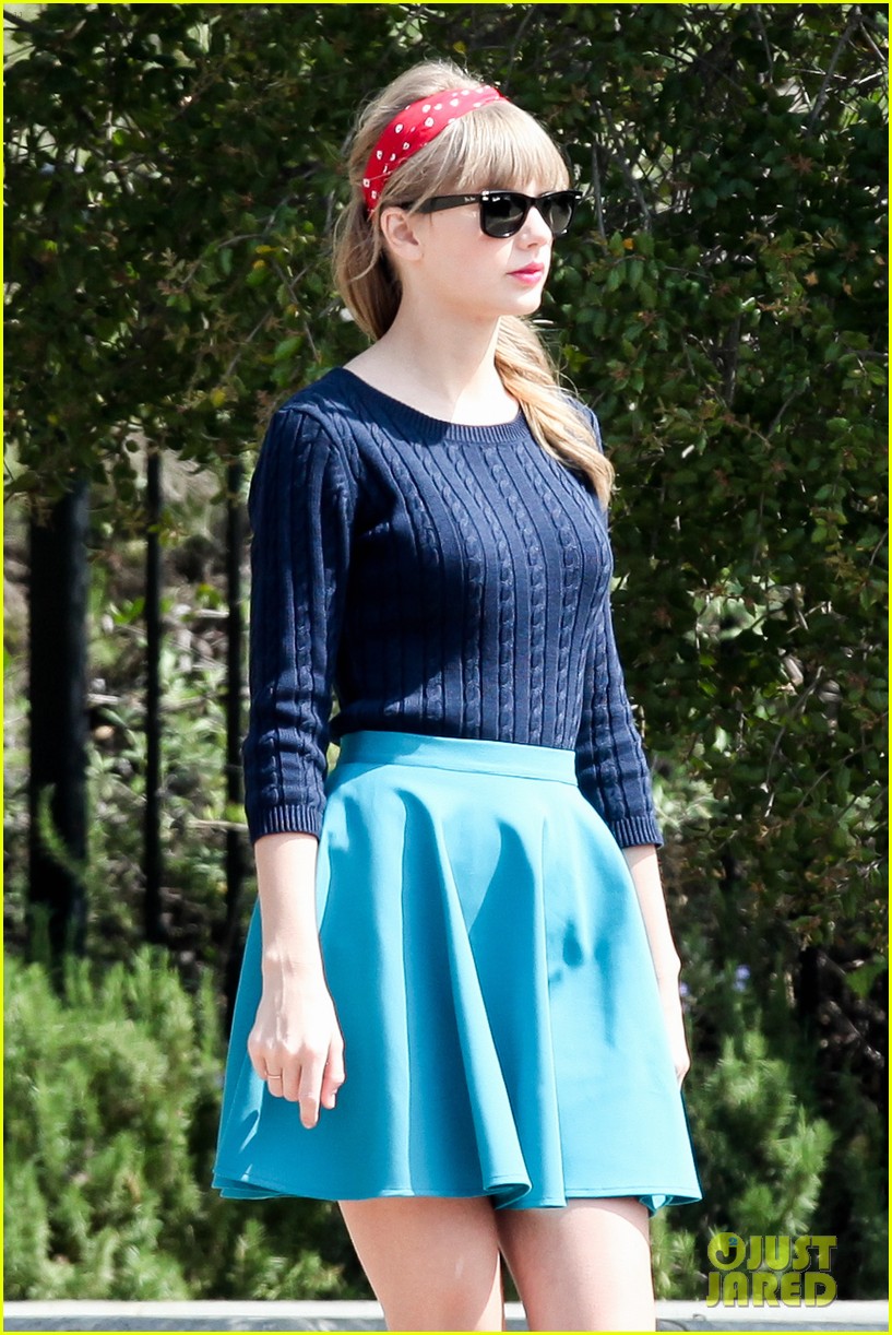 Full Sized Photo of taylor swift trampoline fun 03 | Taylor Swift ...