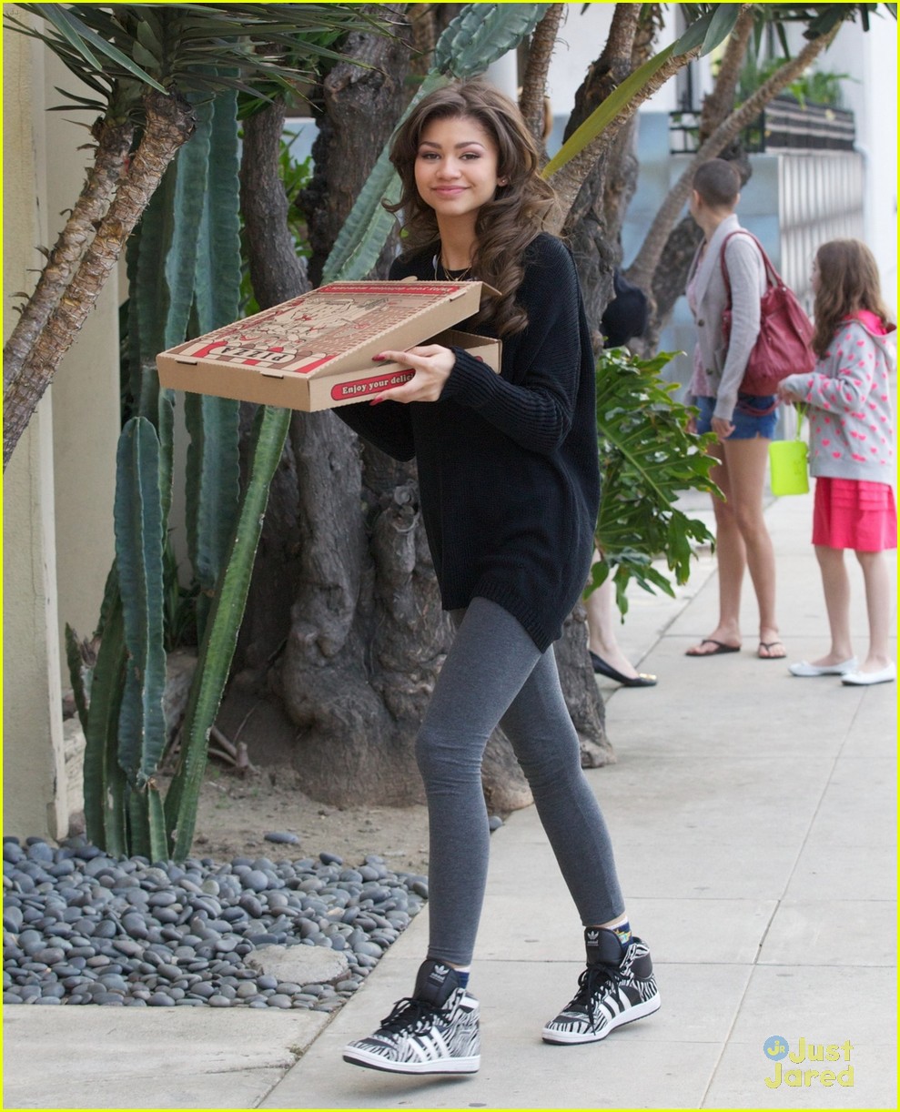 Zendaya: Pizza Before 'Dancing' Practice | Photo 549062 - Photo Gallery ...