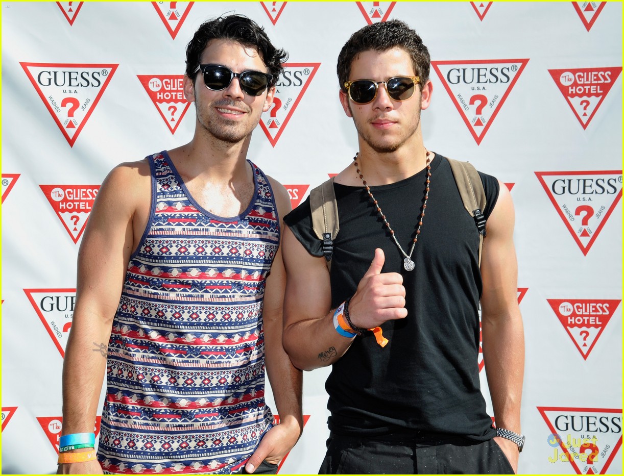 Joe & Nick Jonas: Guess Hotel Pool Party Ping Pong Players | Photo ...