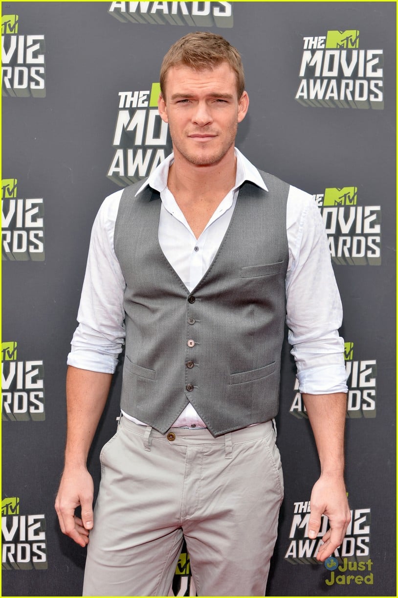 Liam Hemsworth & Alan Ritchson -- MTV Movie Awards 2013 | Photo 552636 ...