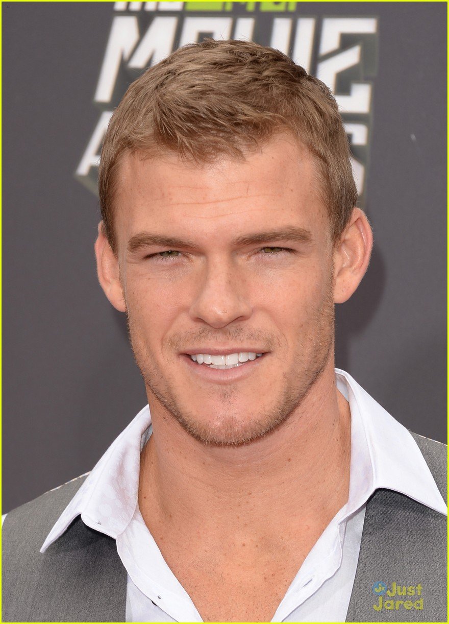 Liam Hemsworth & Alan Ritchson -- MTV Movie Awards 2013 | Photo 552642 ...