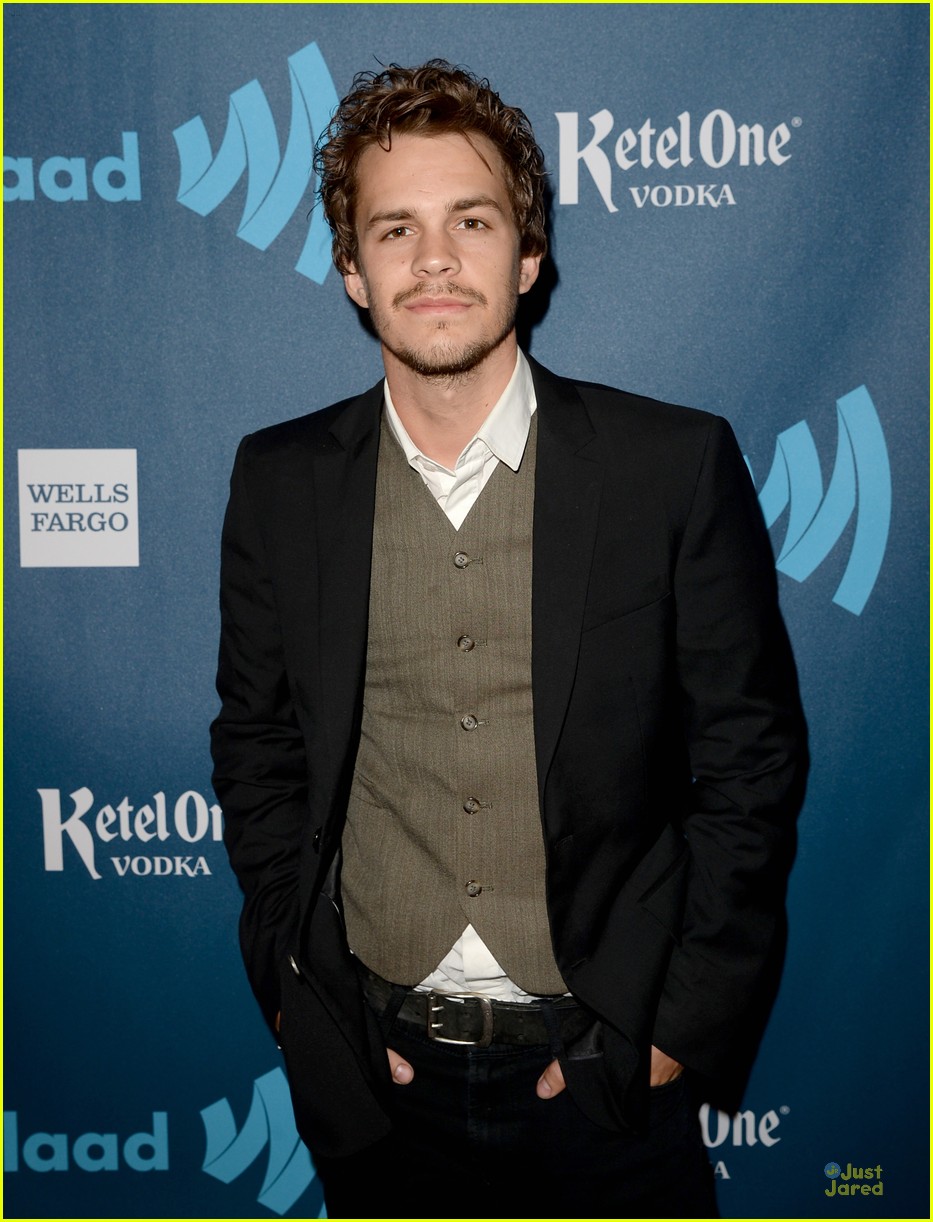 Mae Whitman & Johnny Simmons: 'Perks' Wins at GLAAD Media Awards ...