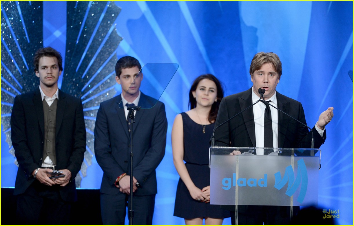Mae Whitman & Johnny Simmons: 'Perks' Wins at GLAAD Media Awards ...