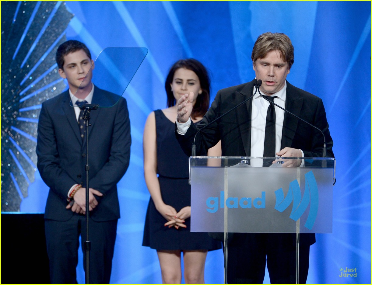 Mae Whitman & Johnny Simmons: 'Perks' Wins at GLAAD Media Awards ...