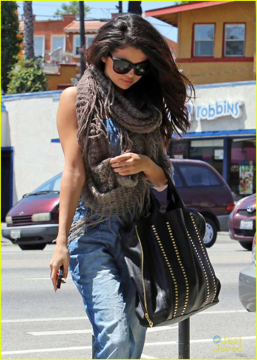 Selena Gomez: Pop Physique Stop | Photo 555944 - Photo Gallery | Just ...