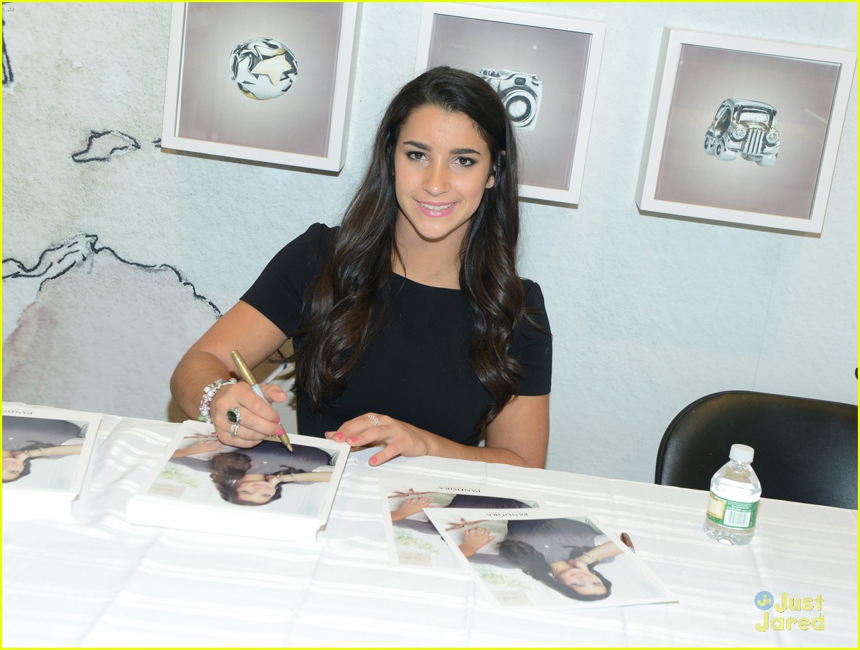 Aly Raisman Stops By Pandora Store After 'DWTS' Finale | Photo 563840 ...
