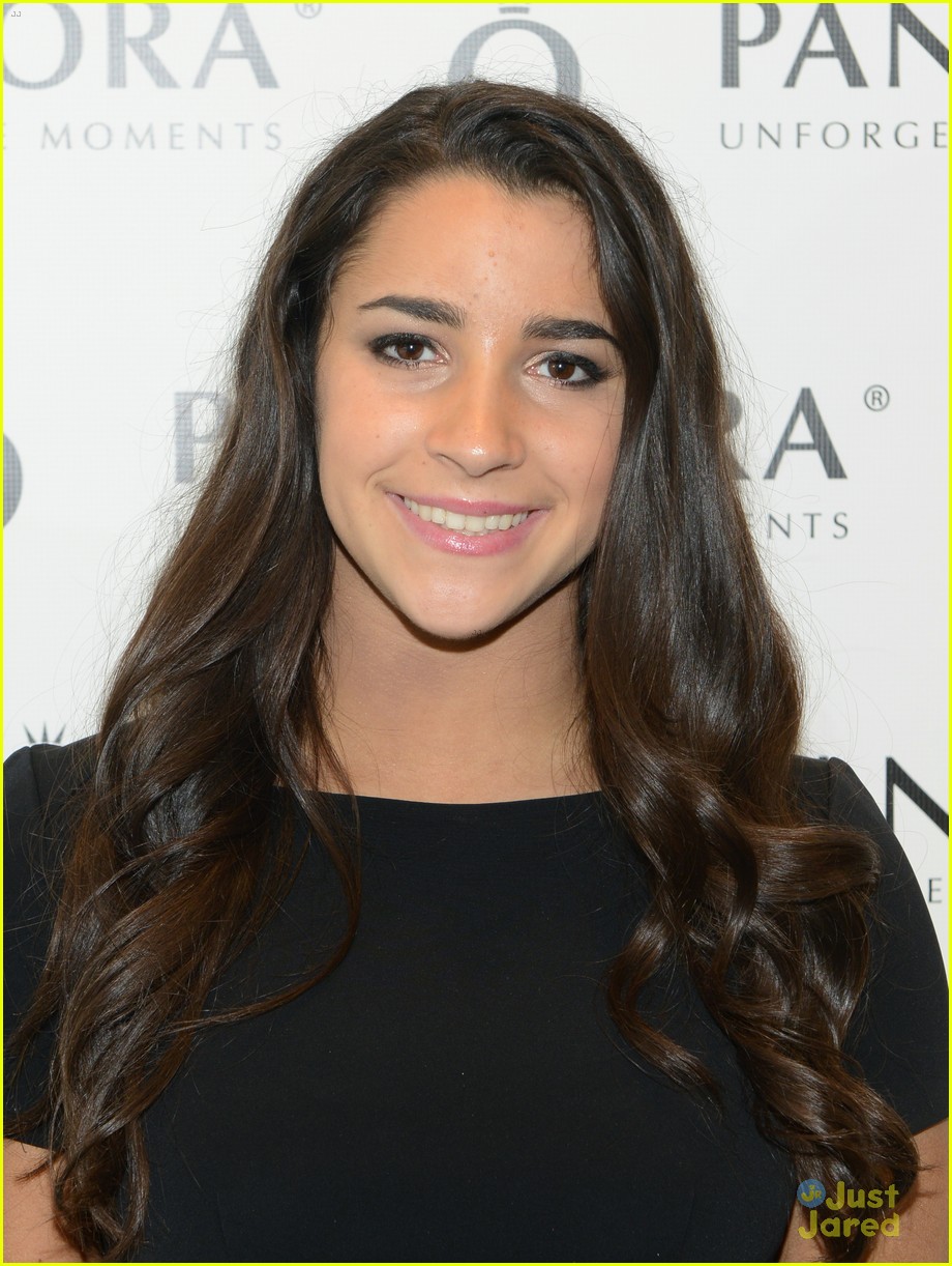 Aly Raisman Stops By Pandora Store After 'DWTS' Finale | Photo 563845 ...