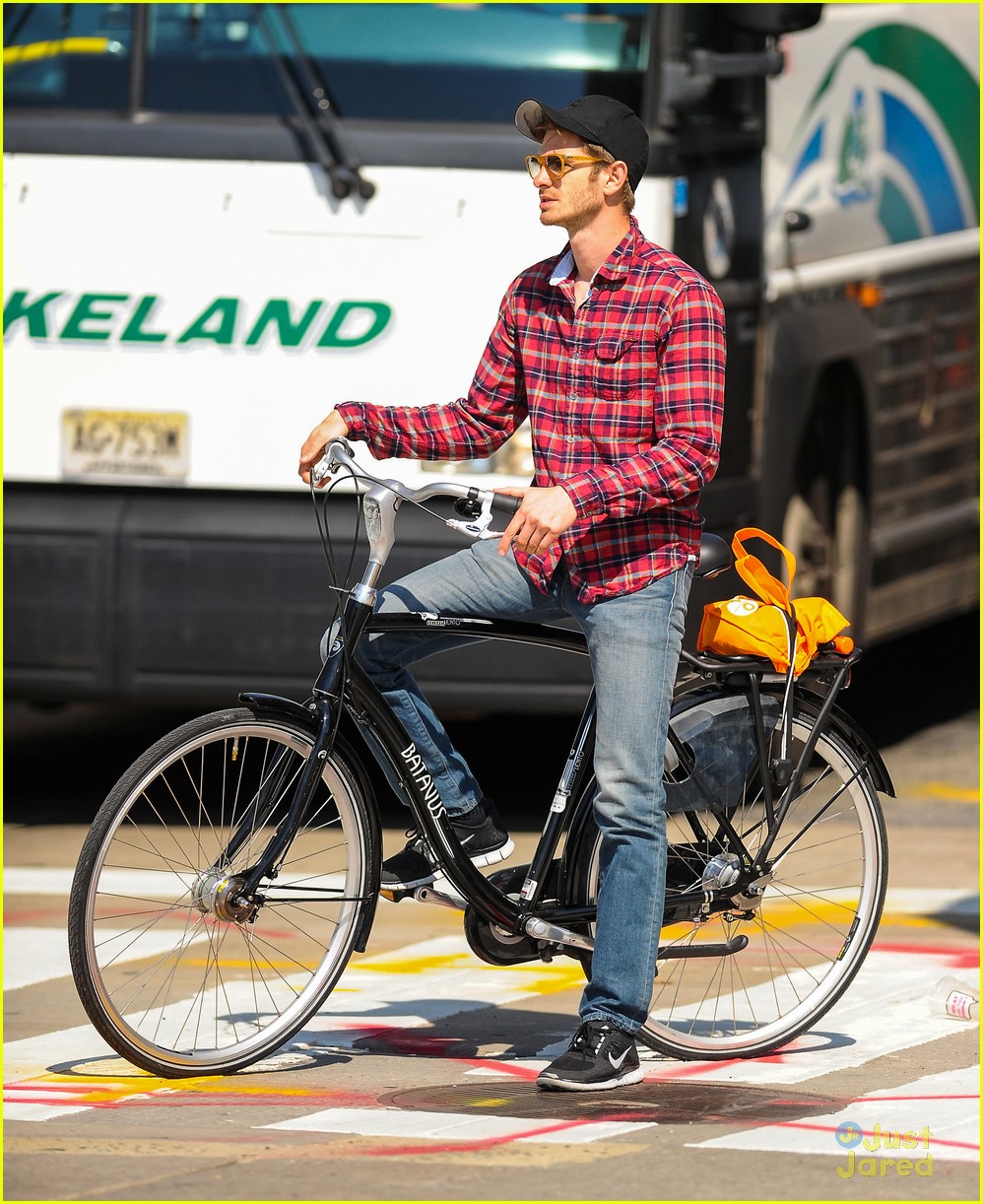 Andrew Garfield Walks Ren Before Bike Ride | Photo 561998 - Photo ...
