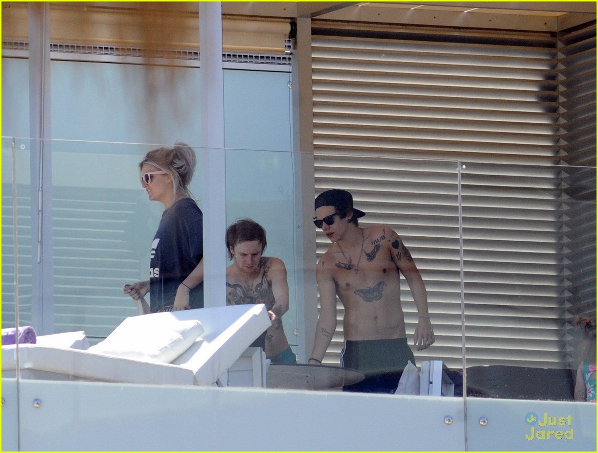 Harry Styles: Shirtless Pool Party! | Photo 563797 - Photo Gallery ...