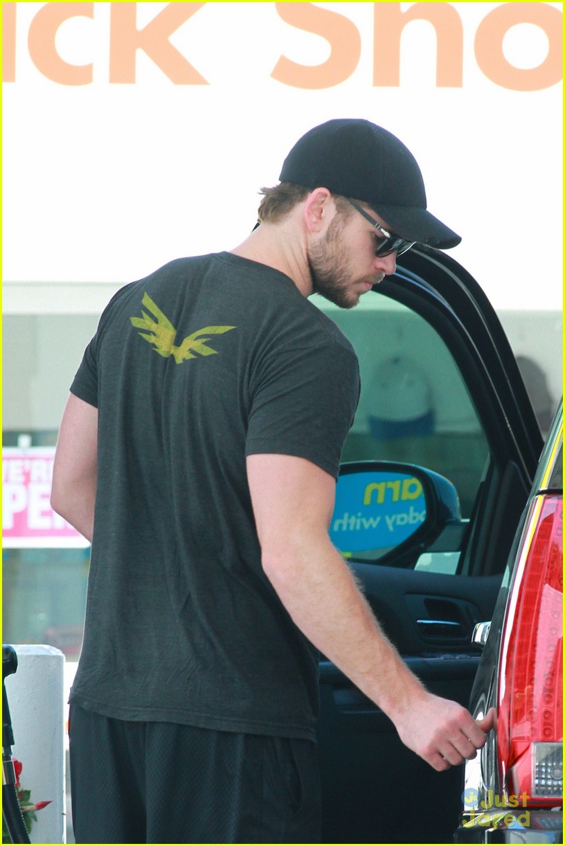 Liam Hemsworth: Gas Station Stop | Photo 560091 - Photo Gallery | Just ...