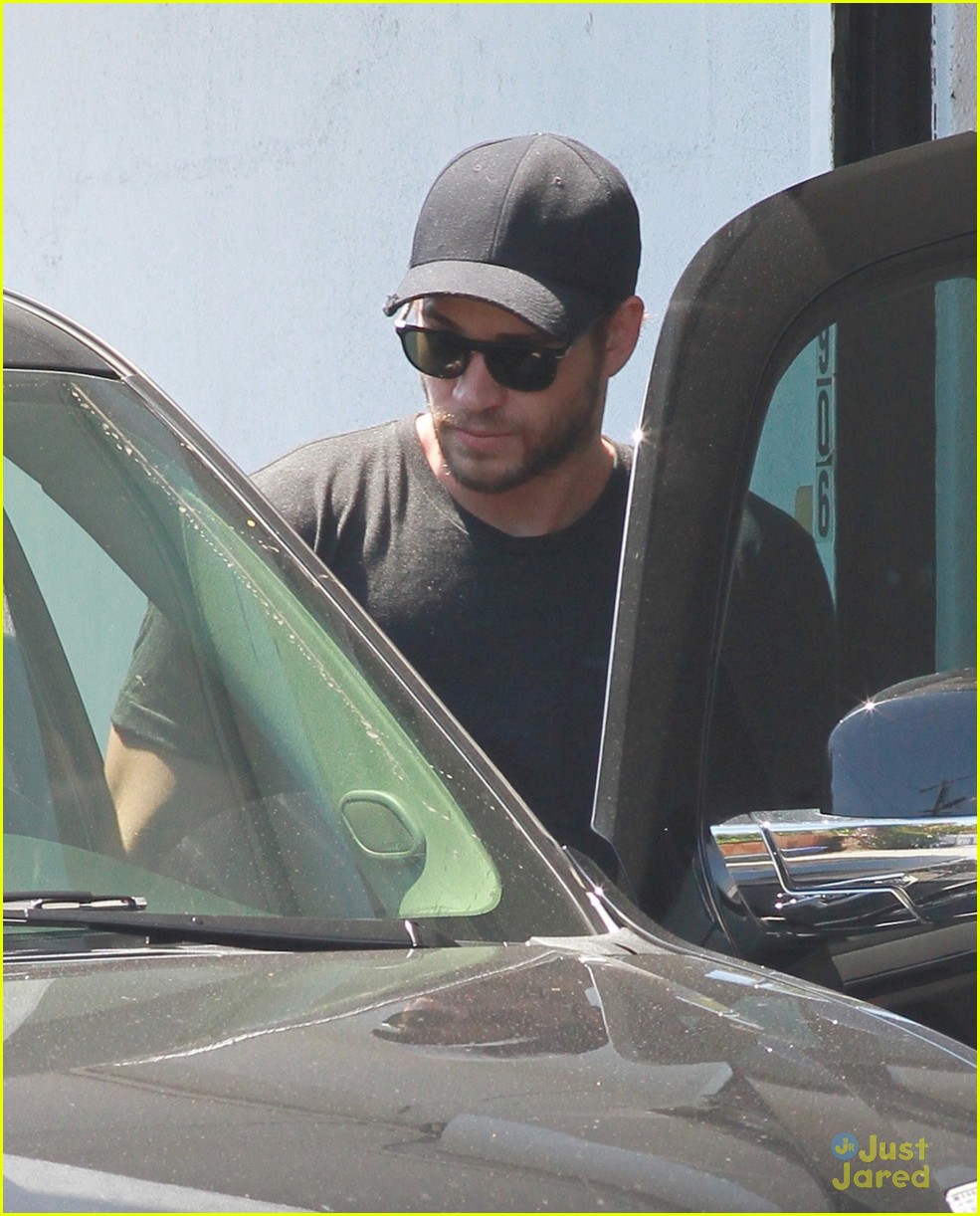 Liam Hemsworth: Gas Station Stop | Photo 560093 - Photo Gallery | Just ...