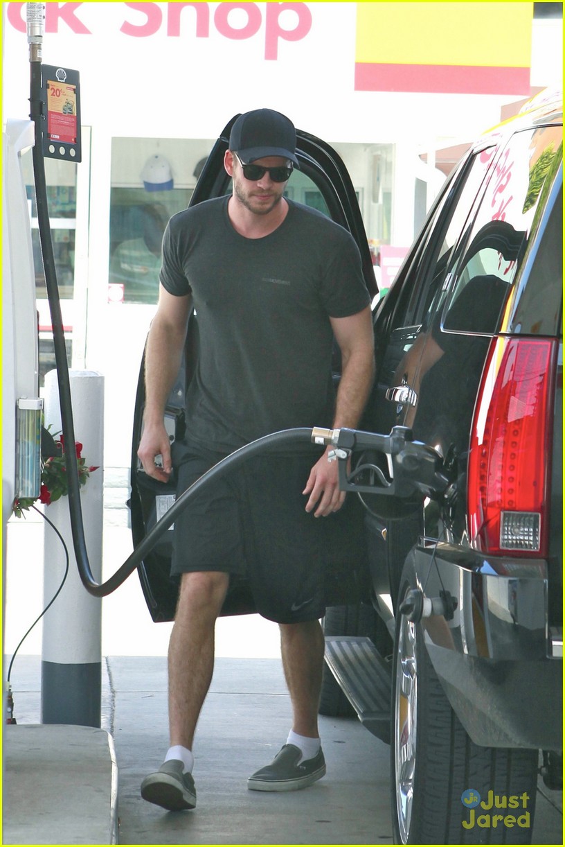 Liam Hemsworth: Gas Station Stop | Photo 560094 - Photo Gallery | Just ...