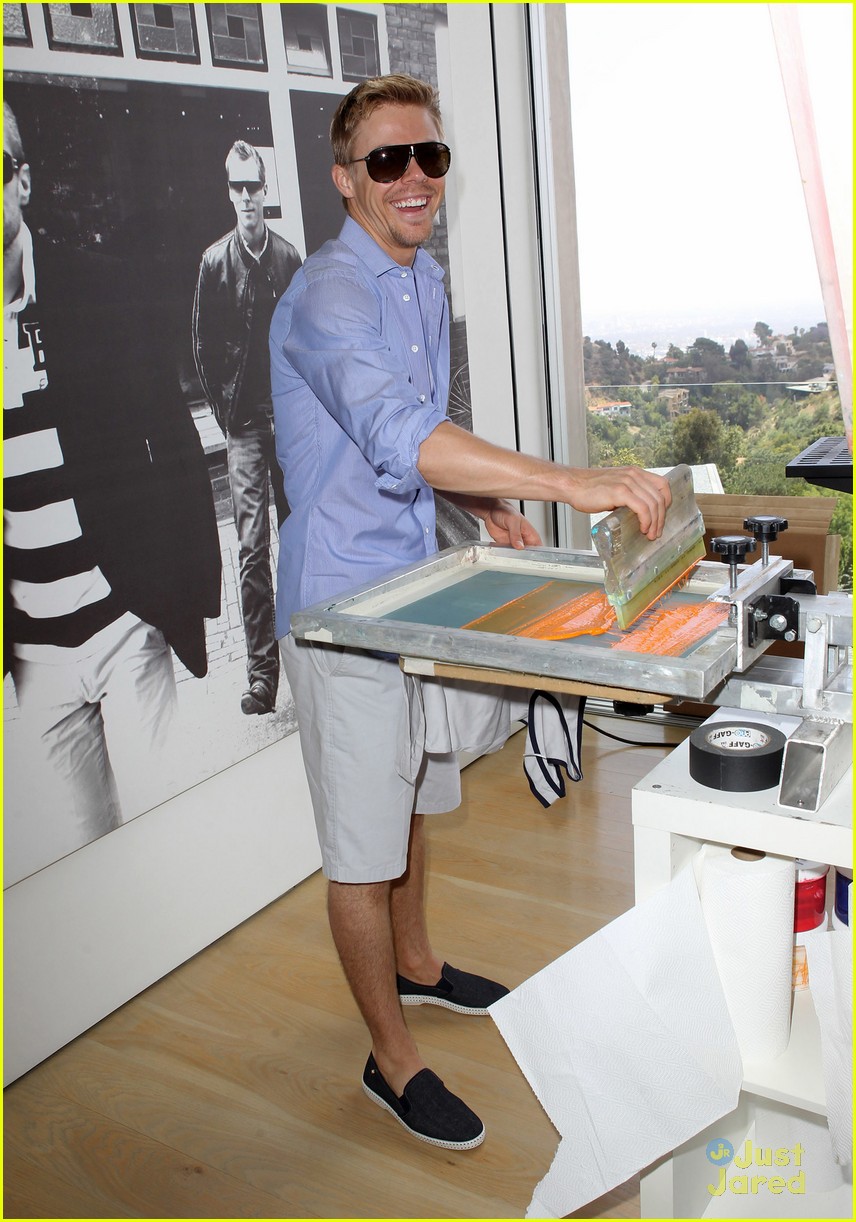 Derek Hough: Shirtless Pool Party Fun! | Photo 564469 - Photo Gallery ...
