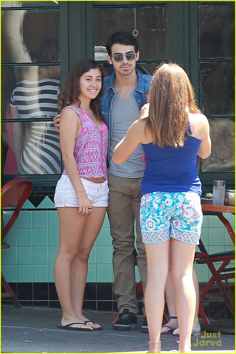 Full Sized Photo of joe jonas fan friendly lunch 02 | Joe Jonas: Fan ...