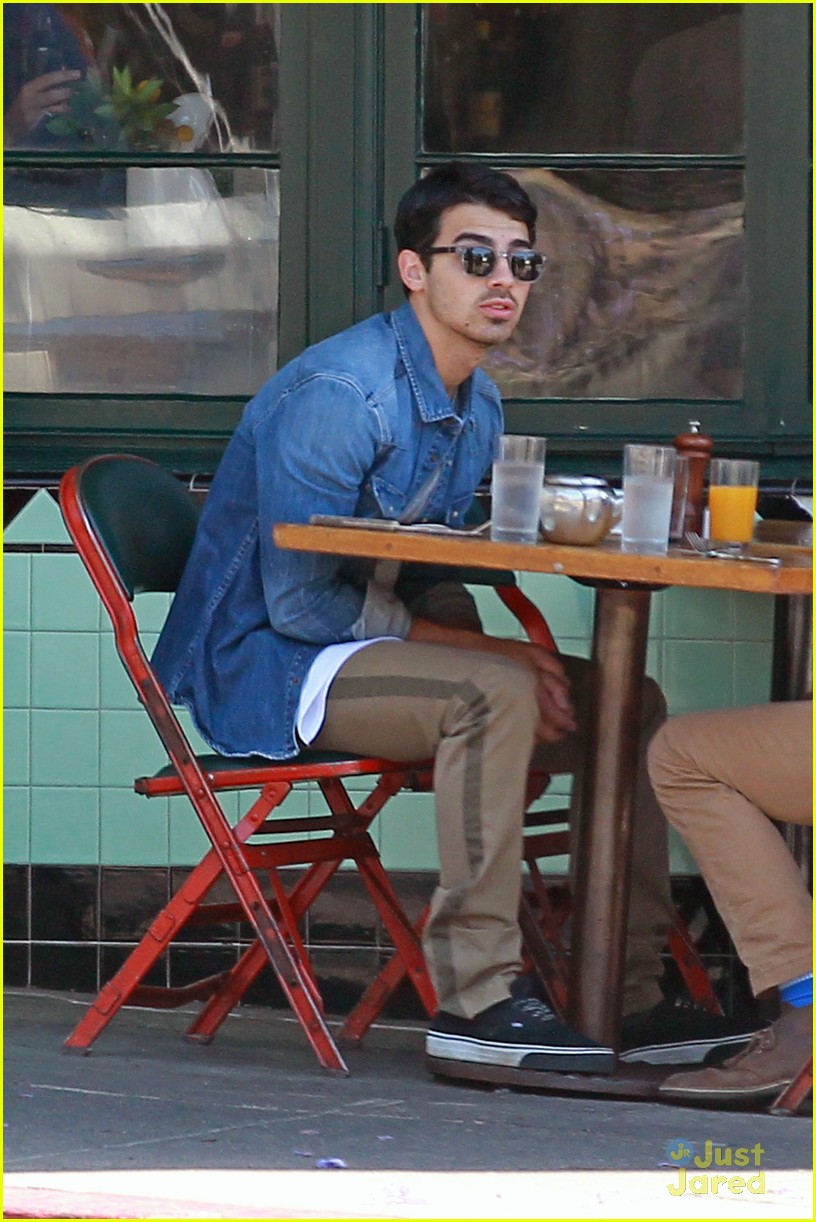 Joe Jonas: Fan Friendly at Breakfast | Photo 560108 - Photo Gallery ...