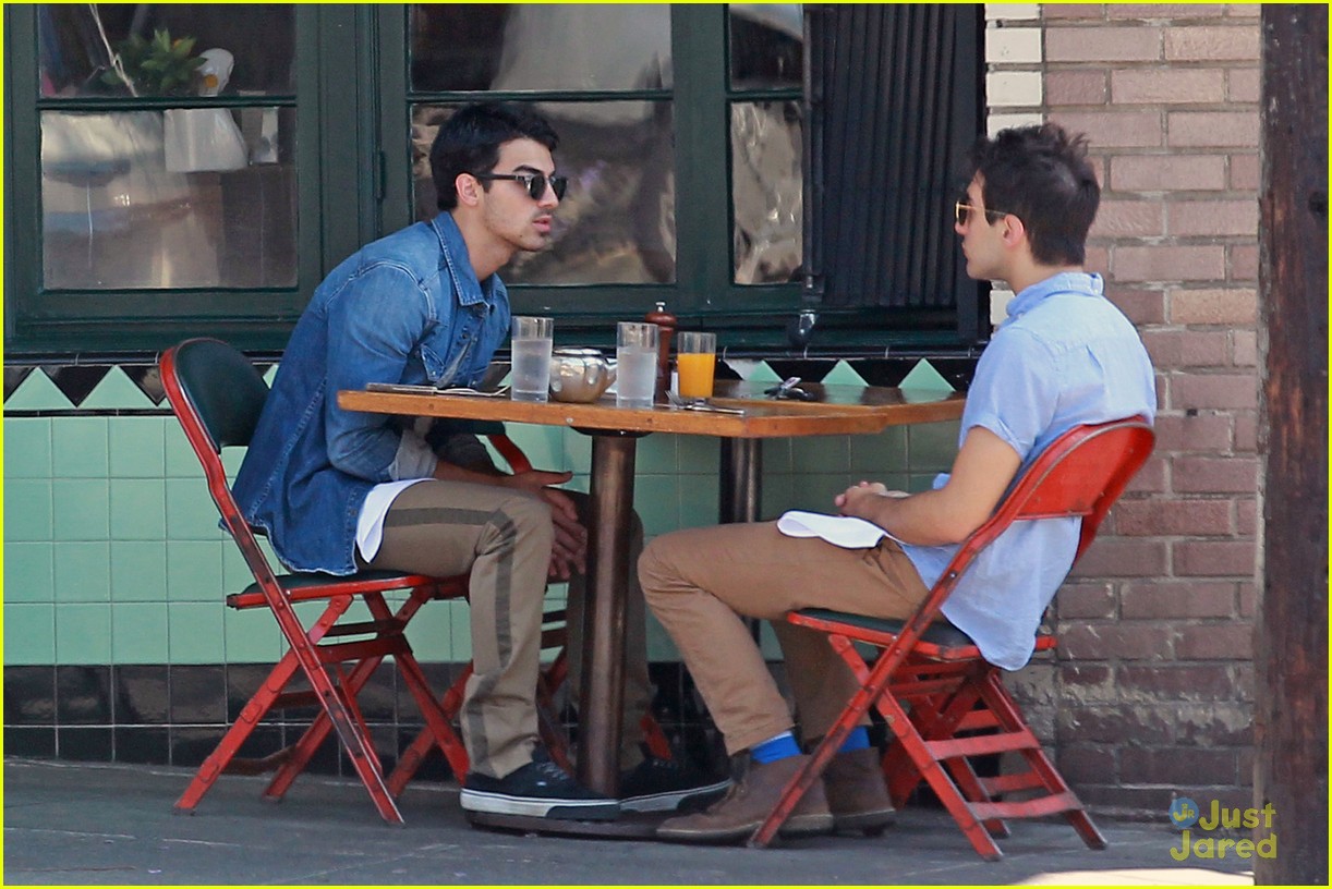 Joe Jonas: Fan Friendly at Breakfast | Photo 560110 - Photo Gallery ...