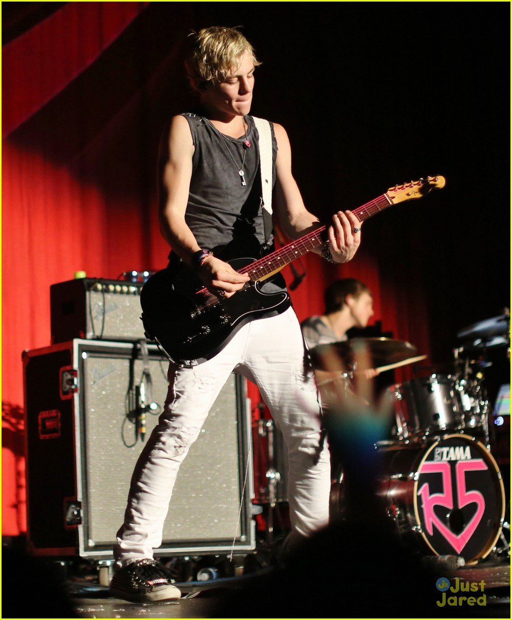 R5 Ross Lynch Falls On Stage